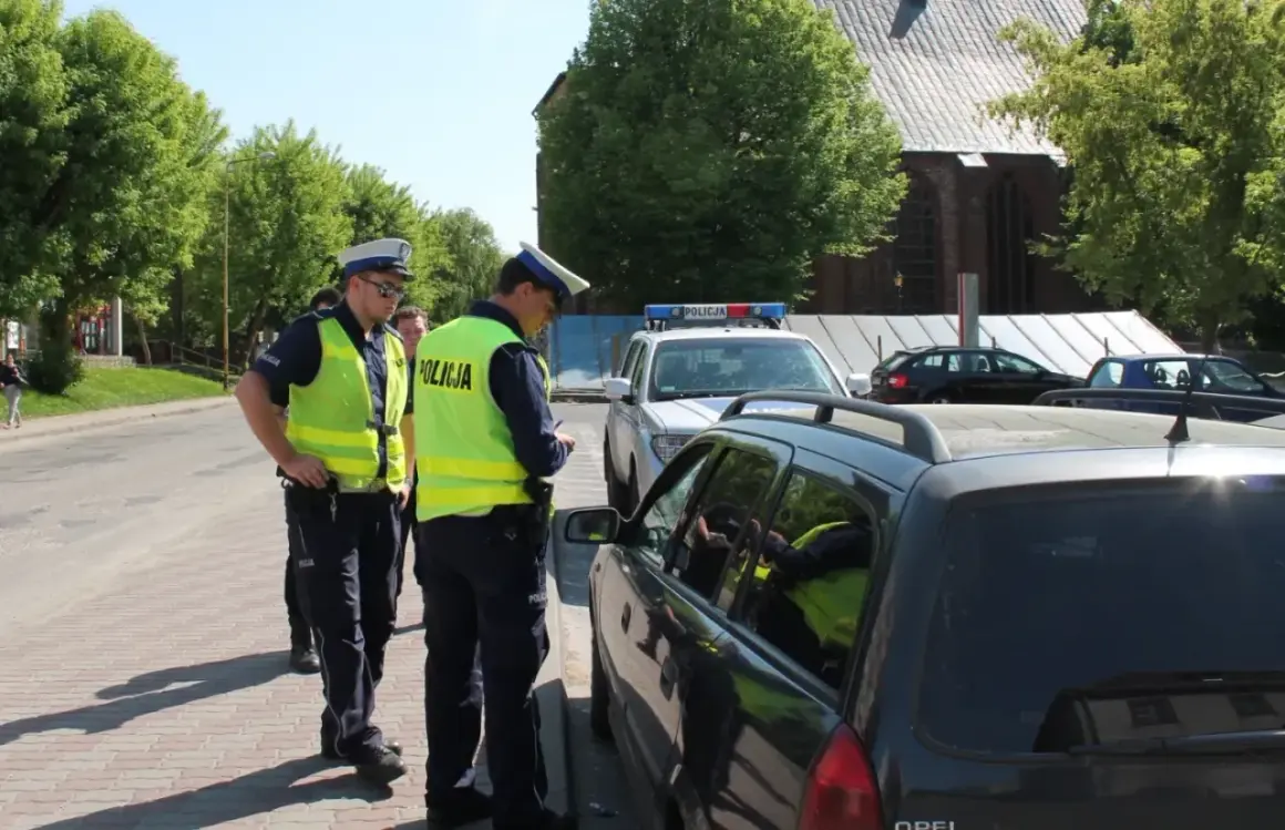 Wjazd na chodnik - kara 1500 zł. Jak uniknąć mandatu?