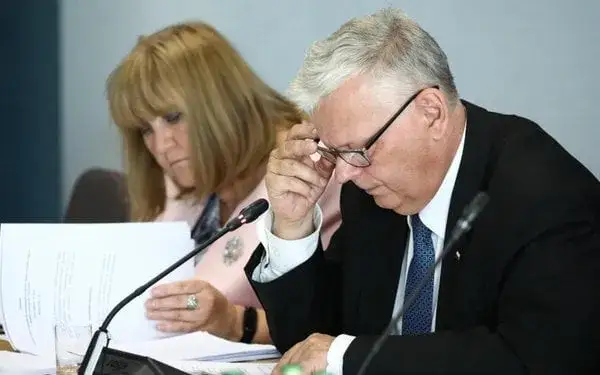 Czym zajmuje się sejm i senat? Odkryj ich kluczowe role w Polsce